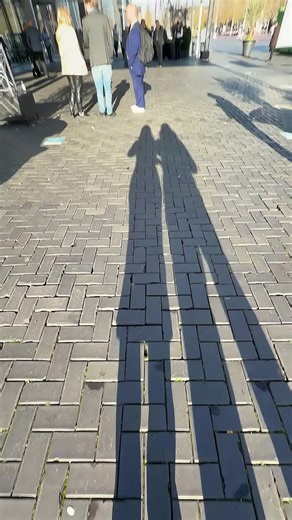 At the OEEC 2025 in Amsterdam Rai, we had the opportunity to connect with leaders in the offshore energy sector. The Offshore Energy Exhibition & Conference (OEEC) brings together professionals from oil, gas, and renewables to explore the latest innovations shaping the future of the Oil & Gas sector. We from Bird Control Group were there to raise awareness about our laser bird deterrent solution, the AVIX Autonomic, and how it can successfully address bird problems in offshore environments. It w