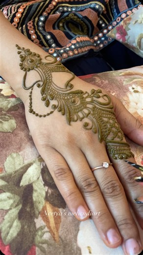 Neetu Vishwakarma on Instagram: "#arbicmehndi 💕 #arbic #tutorial #trending #trendingdesigns #bhopal #bhopalmehendiartist #mehendilovers #mehendilook #mehenditutorials #reels #heena #mehendi #instareels #mehendilove #viral #reelsviral #mehendireels♥️ #viraltutorial #view #jabalpur #jabalpurmehndiartist"
