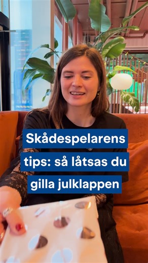 Svenska Dagbladet – SvD on Instagram: "Fel julklapp? Skådespelaren Hanna Ardéhn visar hur du med enkla knep kan fejka en övertygande reaktion och rädda julstämningen."