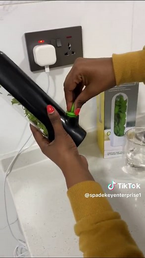 ✅️Herb and Vegetable Fresh-Keeping Cup kitchen Storage Vegetable Preservation Bottle Kitchen Storage cup @800 each 📍Available in white and Black