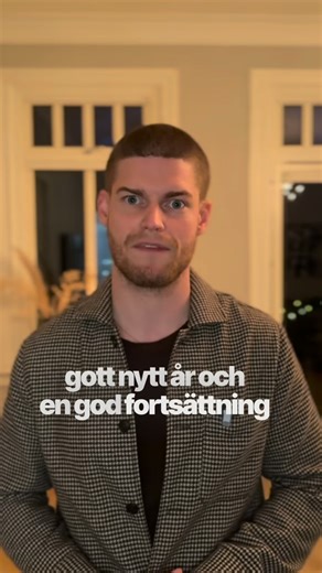 Oliver Rosengren on Instagram: "God fortsättning på det nya året! Här är några exempel på förändringar som börjar gälla idag: ✅ 300 000 kr skattefritt sparande på ISK. ✅ 20 procent sänkt elskatt för hushåll och företag. ✅ Utökad anmälningsplikt till socialtjänsten. ✅ Längre straff, särskilt för återfallsförbrytare. ✅ Skärpta krav på egen ansträngning i SFI."