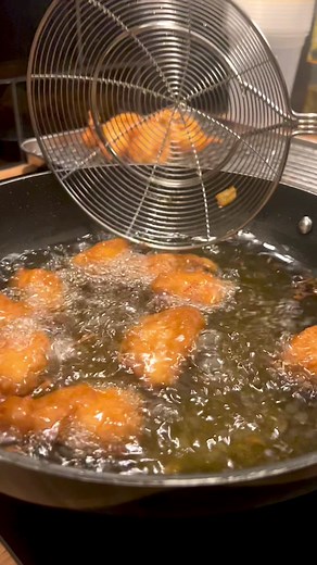 Takeaway style sweet and sour chicken! 🥡 Recipe (serves 4-5) Chicken 400g chicken thighs / breast 100g plain flour 2 tbsp cornflour 1 teaspoon baking powder 1/2 teaspoon bicarbonate soda 180ml ice water 1 tablespoon vegetable oil 50g plain flour for dusting 2 tsp salt 1L neutral oil Sauce 200ml pineapple juice 50g brown sugar 80ml rice wine vinegar 100g ketchup 50ml soy sauce 2 tbsp cornflour slurry 1/2 diced red onion (large pieces) 1 diced red pepper (large pieces) Handful cubed pineapple (me