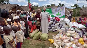 12K views · 168 reactions | In #Ramadan2023 Peace Matters #Charity distributed hundreds of #Foodpacks in parts of East #Africa. Before #Ramadan2024, we will again distribute many #Foodparcles in #Africa. If you’d like to join in feed people and earn immense reward, you can do so via this link: https://peacematters.co.uk/donation/ | Imam Qari Muhammad Asim | Facebook
