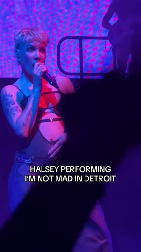 Obsessed with this song and with h’s facials @Halsey @halseyhq #halsey #manic #concert