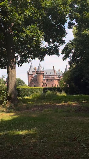 De Haar Castle (Kasteel de Haar) is the largest and most luxurious castle in the Netherlands, located near Utrecht. Although its origins date back to the 14th century, the castle was largely rebuilt between 1892 and 1912 by the famous Dutch architect Pierre Cuypers, who also designed Amsterdam’s Rijksmuseum. The reconstruction transformed the ruins into a grand neo-Gothic masterpiece, blending medieval charm with modern comforts of the time. Surrounded by picturesque gardens, moats, towers, and