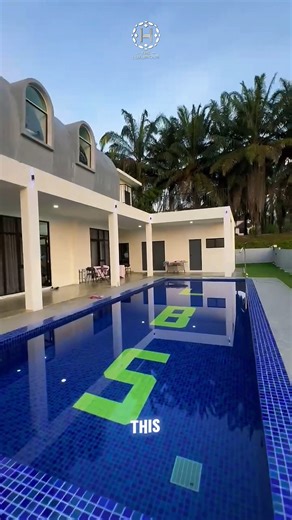 A trendy industrial-style villa in AFamosa, Melaka with golf course views—perfect for big groups who want space, privacy, and a huge pool 🏊⛳ ✅ Sleeps up to 20 pax 🏠 4 rooms | 5 bathrooms 🏊 Large swimming pool 🎤 KTV room 🎱 Pool table 🔥 BBQ area kitchen 🚗 Open parking area 🏙️ Modern open-concept design golf view vibes Perfect for party stays, family gatherings, and company trips/team retreats. From RM1,700/night (weekday) Fri RM1,850 | Sat RM2,000 (rates may vary for peak/holidays) Comment