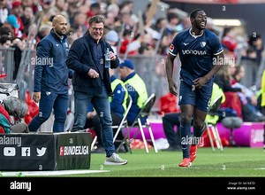 Muenchen, Deutschland. 08th Mar, 2025. Dieter Hecking (Chef-Trainer, VfL Bochum) freut sich mit Ibrahima Sissoko (VfL Bochum, #6) ueber dessen Tor zum 2:2 - Ausgleich. GER, FC Bayern Muenchen vs. VfL Bochum 1848, Fussball, Bundesliga, 25. Spieltag, Spielzeit 2024/2025, 08.03.2025. (DFL DFB REGULATIONS PROHIBIT ANY USE OF PHOTOGRAPHS as IMAGE SEQUENCES and or QUASI-VIDEO). Foto: Eibner-Pressefoto/Heike Feiner Credit: dpa/Alamy Live News Stock Photo - Alamy