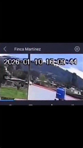 Cámaras de seguridad captan el momento en que la aeronave Piper Navajo Panther cae en Paipa El accidente aéreo en el que perdió la vida el cantante @yeison_jimenez el 10 de enero de 2026 sigue bajo investigación por parte de las autoridades competentes. Según los reportes preliminares, la aeronave privada de matrícula N325FA tipo @piper_aircraft_inc , perteneciente a la empresa relacionada con el artista, despegó desde el aeropuerto de Paipa (Boyacá) con destino a Medellín para cumplir un concie