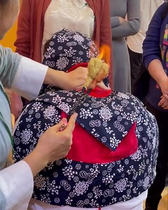 Neck on fire🔥！I saw this special neck treatment on the 8th International Festival of Intangible Cultural Heritage in Chengdu. His neck was really on fire! They said it's helpful for treating the sore neck/shoulder. How amazing is that? #Chengdu #Sichuan #chinesemedicine | Cici wang