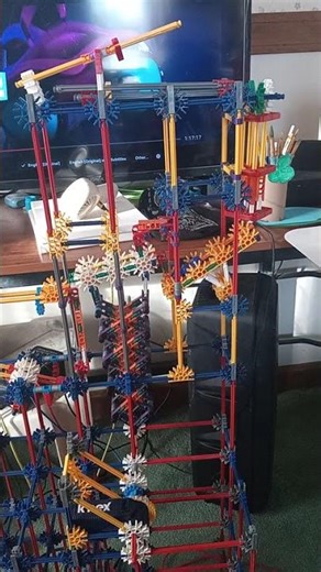 Knex marble run with a special scissor lift