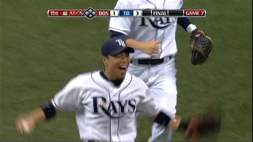 2月9日は #岩村明憲 さんの誕生日です！おめでとうございます🎉 👉映像は2008年 #レイズ で球団史上初のリーグ優勝を決めたシーンです。 岩村さんがジャンプしたこの場面は、優勝の歓喜を象徴するものとして銅像も作られています🙌 #日本人選手情報 | MLB Japan