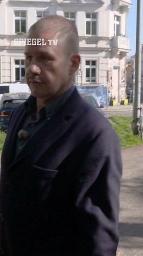 Halbes Zimmer zu vermieten | SPIEGEL TV Christian Deutsch soll raus per Räumungsklage. Sein neuer Vermieter, Sven Schwarzat, hat das Haus gekauft und alle rausgeworfen. Der Plan: mehrere »Käfig-Zimmer« statt einer Wohnstube – je 6,5 qm und damit Renditesteigerung. »Verdichten« könnte das Geschäftsmodell heißen. Den ganzen FIlm bekommst du hier: https://youtu.be/aUef3DZn0wM #Wohnungskrise #Miethai #SPIEGELTV | SPIEGEL.TV