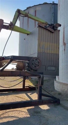 Grain Silo Mech Lift #grainsilo #hydraulicarms #farmindustry #dustclouds #phonevideo #metalmechanics