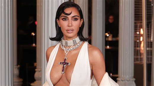 Kim Kardashian dévoile ses abdos en béton en soutien-gorge et en string blanc apparent - Grazia