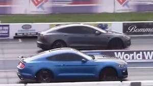 Ford Mustang Shelby GT500 won the race against the world's quickest car: Video