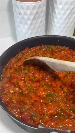 Rokia Cuisine on Instagram: "Compotée de poivrons et aubergine Ingrédients : • 2 poivrons rouges coupés en dés • 1 poivron vert coupé en dés • 1 aubergine hachée • 2 gousses d’ail • Huile d’olive • 2 tomates râpées • 2 c. à café de concentré de tomate • Sel, poivre • Piment de Cayenne (selon goût)#instagood #instagram #instafoodie #poivrons #ramadan"