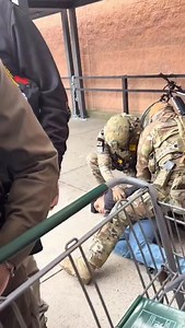 Autoridades federales arrestan a decenas de migrantes en Charlotte En una operación masiva este fin de semana, agentes de la Patrulla Fronteriza detuvieron al menos 81 personas en Charlotte, Carolina del Norte, como parte de un aumento en las acciones migratorias. ￼ La Oficina de Seguridad Nacional afirma que muchos de los arrestados tienen antecedentes delictivos o migratorios. ￼ El alcalde Vi Lyles y otros líderes locales denunciaron que la redada genera temor en la comunidad inmigrante y crit