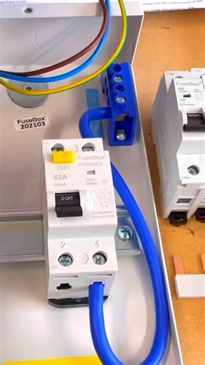 60K views · 317 reactions | Building up the elements of at Fusebox #electricalwork #gshelectrical #electricalwiring | GSH Electrical Training | Facebook