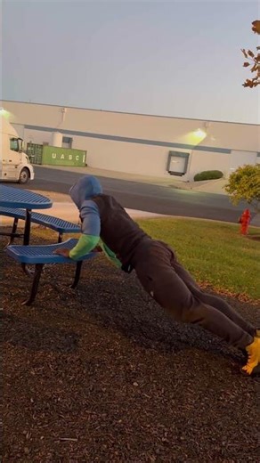 Chest work in 35 degree weather✅ #pushups #inclined #workoutoutside #outside #chest #shorts