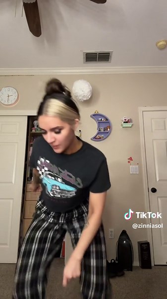 Mastering Hip Isolation: Baddies Demonstrating Impressive Moves