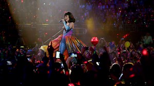 Firework – (The Prismatic World Tour – Live)