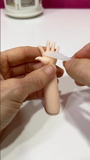 MAKING A DOLL’S HAND / sugar modeling paste