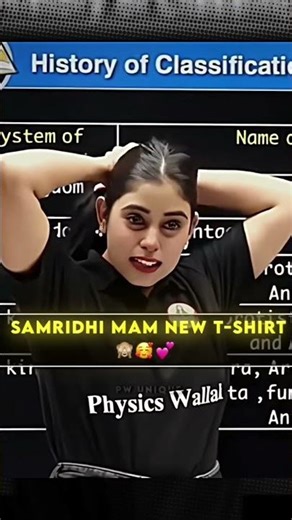 Mam ki new t-shirt😛_#pw #ytshorts #viralshorts