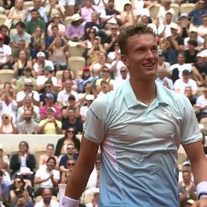 The crowd ERUPTS for Jiri Lehecka who claims his first game against world No. 1 Jannik Sinner at the tail end of the second set! 🙌 | TNT Sports