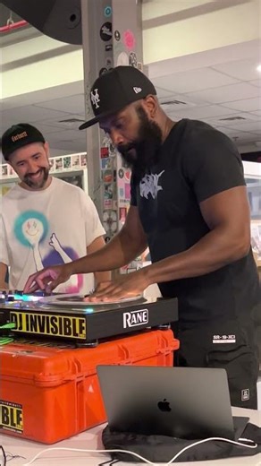 SCRATCHING WITH THE LEGENDARY DJ ROB SWIFT