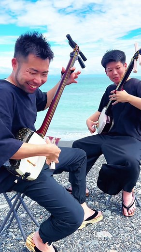 Shibata & Hallelujah - Yakudoh It’s a traditional Japanese instrument called “shamisen.” It has only three strings. We won first place more than forty times in national competitions. Hope you enjoy our performance! #Japan #shamisen #TheShibatas