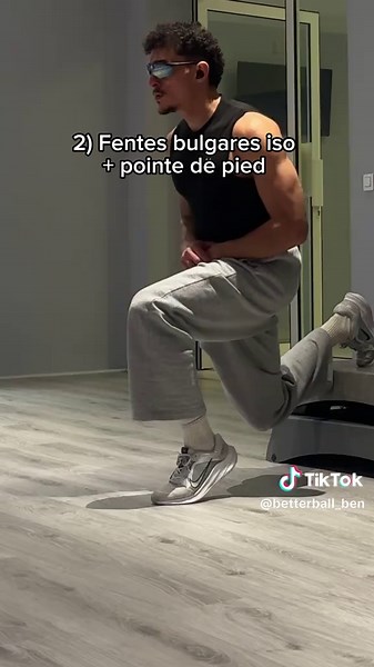 1) Drop Push-Up Les basketteurs doivent renforcer le haut du corps. 👉 Plus de force → meilleurs contacts, meilleurs finishes, plus de stabilité. 2) Fente bulgare iso pointe de pied Tu dois intégrer cet exercice avec ou sans poids pour commencer (tu peux même le faire à la maison) 👉 Plus de stabilité 👉 Meilleurs sauts à 1 jambe 👉 Tendons solides 👉 travaille de cheville avec la pointe de pied 3) Saut latéral avec med ball Le basket n’est pas que linéaire : stepbacks, side steps, défense… T’ap