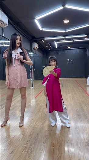 Trình diễn với quạt và áo dài đúng cách | Performing with Vietnamese traditional costumes - ao dai