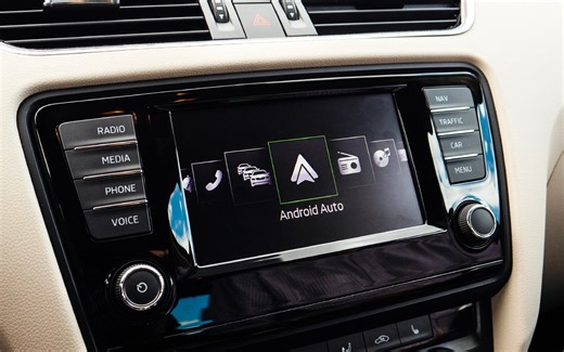Android Auto : ces 5 applications incontournables vont transformer vos trajets en voiture