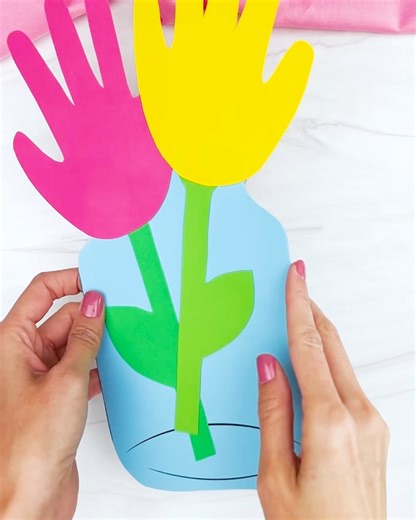 🌼This flower handprint card is a sweet keepsake for spring themes or Mother’s Day! Download the printable ⤵️ | Simple Everyday Mom