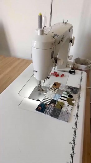 I’m so happy you guys loved the scrappy pouch I shared with you the other day 😊. Here’s a video for you on how to assemble the pouch, enjoy 😘. All the cutting instructions are in my previous post. This pouch is sewn on my Juki TL2000 Qi machine. #sotakhandmade #sewingvideo #videotutorial #freetutorial #freesewingtutorial #pouchmaking #zipperpouch #the100scrapchallenge#fbreels #viralreels #trendingreels #viralvideo #fbviral #fyp | Svetlana Skumanicova