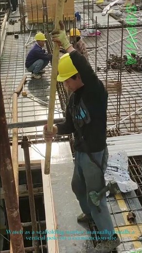 Scaffolding Worker Manually Installs Vertical Pole – Key Construction Skill Demonstrated!