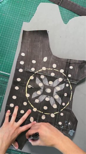 Making the chest piece Eris was a fun exercise in repetition. I think it turned out great. #cosplaycosmodrome #d2renegades #spon @destinythegame | Where Is Danielle Debs Cosplay