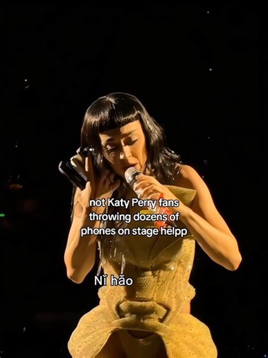 Katy Perry’s fans throwing phones phones on stage 😂
