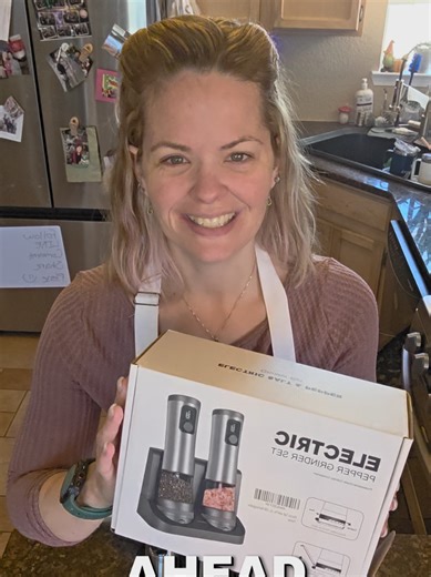 Meet the automatic salt and pepper grinder: proof that even your seasonings are living in the future while the rest of us are still squinting at recipes. This grinder is fancy. Too fancy. It grinds automatically with the confidence of a small kitchen robot who absolutely believes in itself. You can grind straight onto your food like a normal, responsible adult… or you can grind directly into the lid, like I did, and create a surprise seasoning savings account for later. Both options are availabl