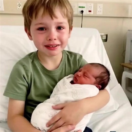 1.1K views | 梁 J’étais de garde à la maternité. Quand j’ai ouvert la porte de la chambre, j’ai été bouleversée par ce que j’ai vu. Un petit garçon de quatre ans était assis sur le lit d’hôpital, tenant dans ses bras sa sœur nouveau-née. 沈 Il pleurait doucement, seul dans la pièce. Quant à la mère… elle n’était pas là. À sa place, un mot posé sur l’oreiller… La suite en premier commentaire  | Les meilleures attractions au monde | Facebook