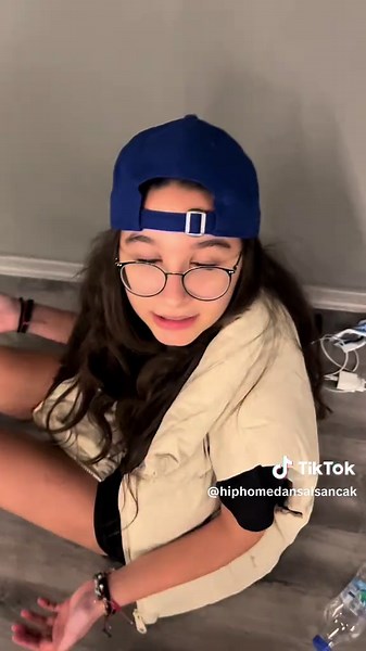 Dansçıların Yeni Challenge Deneyimi: Dizler Bükülmeden Yere Oturmak!