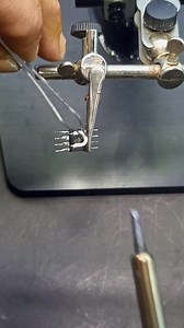 Cara Membuat Pelacak Cahaya Matahari Otomatis | Solar Tracker Sederhana Ingin meningkatkan efisiensi pengisian daya dari solar panel kamu? Di video ini kita akan belajar cara membuat pelacak cahaya matahari otomatis (solar tracker) yang sederhana, murah, dan mudah dibuat di rumah. Alat ini mengikuti arah datangnya cahaya matahari secara otomatis agar panel selalu berada pada posisi terbaik dan mengisi batterai. 🔧 Bahan & Komponen: Ic Tda2822 2× LDR (Light Dependent Resistor) 2x Resistor 10k Mot