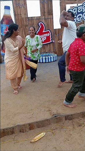 Fun with strangers at beach ⛱️