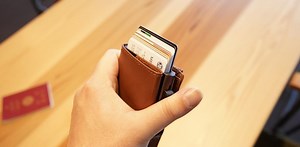 クレカがシュパっと飛び出る、スキミング防止機能搭載のミニマルWallet｢C-secure｣を使ってみた