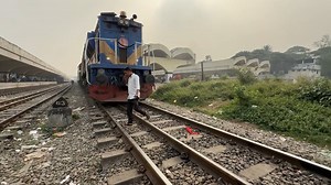 ट्रैन के इंजन के अग्गे लटक कर यात्रा करना पड़ा भरी #training #train #trainjourney #trainbangladesh #trainyatra | Rahul Baba ki Masti