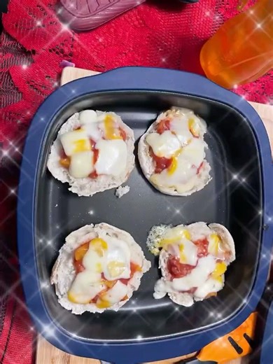 Quick & Easy Personal Pizza | Tupperware MicroPro Grill #cooking #easyrecipes #food