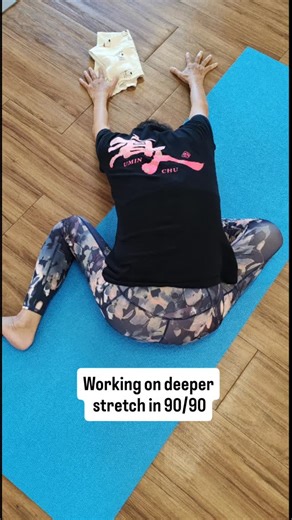 The 90/90 stretch is a highly effective, seated mobility exercise targeting hip external and internal rotation to improve range of motion. It involves creating "Z" shapes with both legs at 90-degree angles, then leaning the torso over the front leg or shifting to the back leg to release tight muscles, often easing lower back discomfort. DM or WhatsApp 601159251599 for inquiries. #yogasanaz #deeperstretching #jelapangsquare #yogaipoh #wellbeing | Yogasanaz