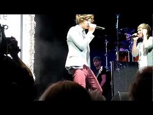 One Direction sings Ed Sheeran's A Team in Anaheim