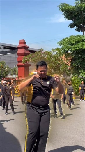 POLRES MADIUN KOTA OFFICIAL on Instagram: "Olahraga Bersama Personel Polres Madiun Kota ✨ @polisi_indonesia @divisihumaspolri @humaspoldajatim #polresmadiunkota #BantuanPolisi #Callcenter110 humaspolri"