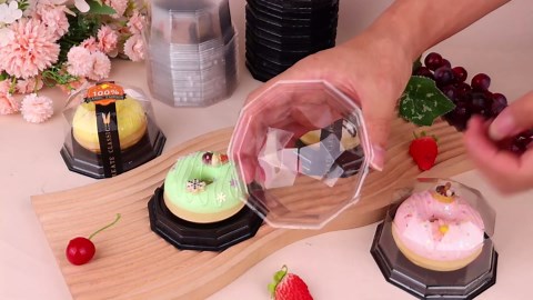 Dualshine 50 Pack Mini Bundt Cake Containers Clear Disposable Plastic Small Cupcake Cheesecake Dessert Boxes with Lids for Individual Chocolate Covered Cookies Strawberry